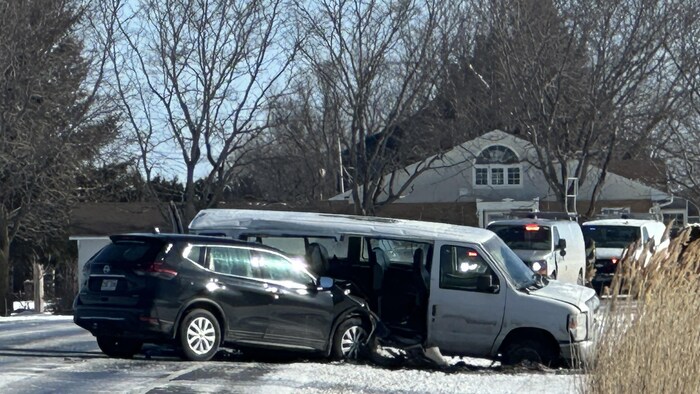 Une collision entre un minibus et un VUS fait un mort et sept blessés à Saint-Rémi | Radio-Canada