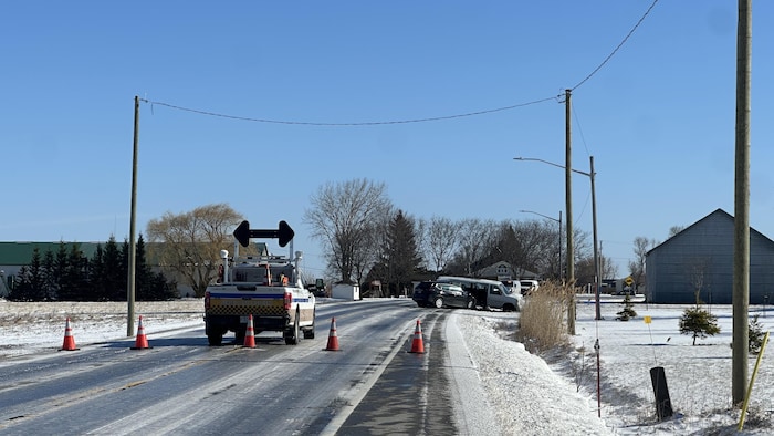 Une collision entre un minibus et un VUS fait un mort et sept blessés à ...