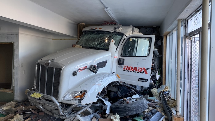 Un semi-remorque s’est encastré dans un immeuble et le propriétaire reste injoignable | Radio-Canada