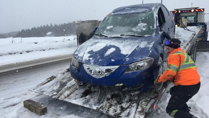 La neige complique les déplacements sur les routes | Radio-Canada