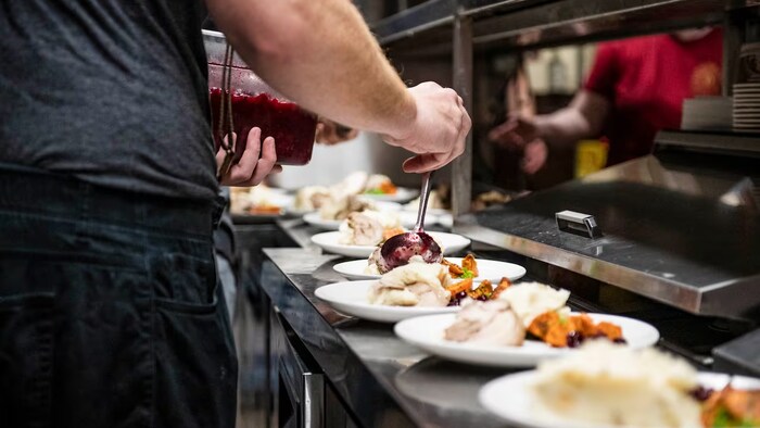 Un repas de l’Action de grâces est gratuit dans un restaurant de ...