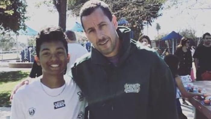 Adam Sandler s'affiche avec les couleurs du Collège St-Clair | Radio-Canada