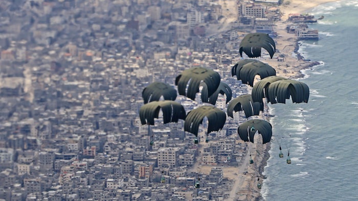 Gaza : des parachutages d’aide spectaculaires et mortels | Radio-Canada