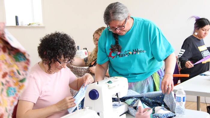 Renouer avec sa culture grâce aux jupes à rubans | Radio-Canada