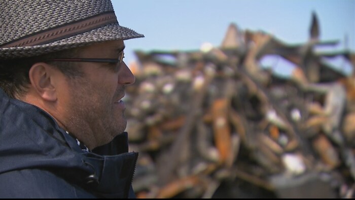 À Petite-Vallée, Alan Côté fait face à la musique | Radio-Canada