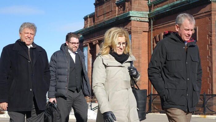 L'enquêteur de police malmené par les avocats de Dennis Oland | Radio ...