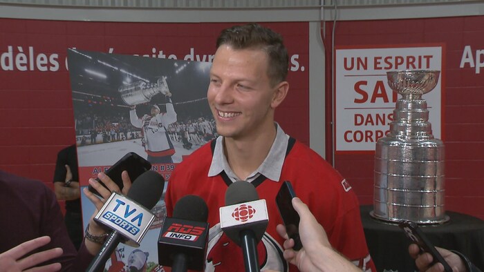 Alex Chiasson en visite à Québec avec la coupe Stanley | Radio-Canada