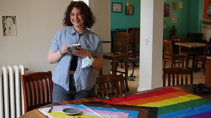 Un café queer d’Halifax fait signer un nouveau drapeau de la fierté ...