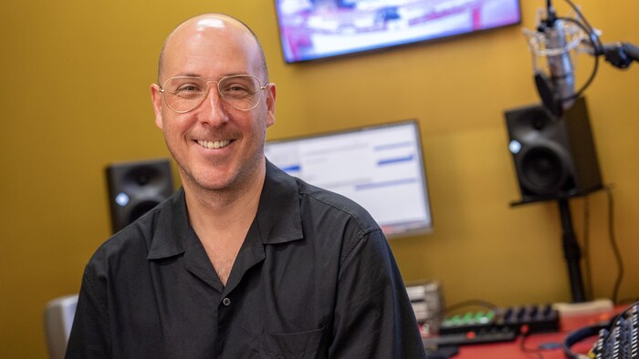 Les chansons de RBO revisitées par le Trifluvien Alex McMahon | Radio-Canada