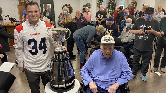 À 100 ans, un ancien joueur des Alouettes met la main sur la Coupe Grey ...