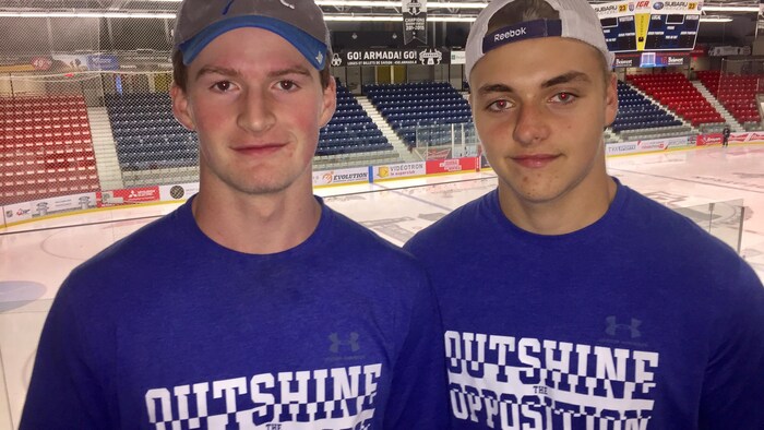 Pas de vacances pour de jeunes hockeyeurs de haut niveau | Radio-Canada
