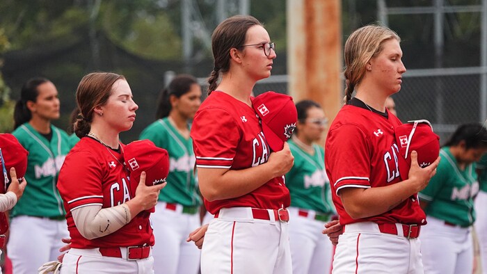 Début du mondial du baseball féminin : le Canada bat le Mexique | Radio-Canada