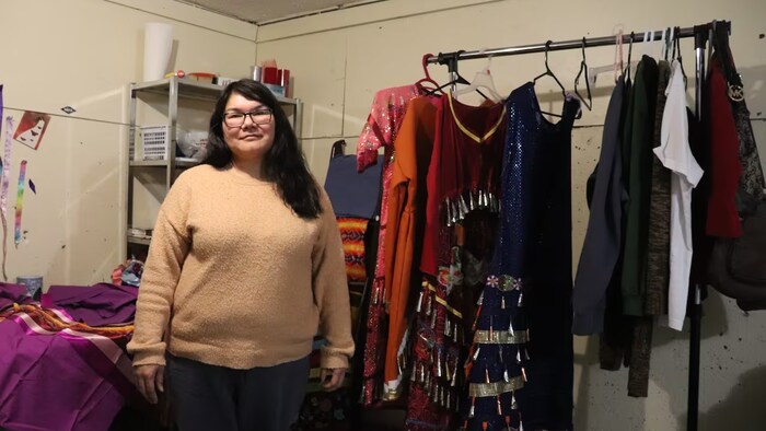 La robe d’une créatrice crie à l’honneur au Musée canadien pour les ...