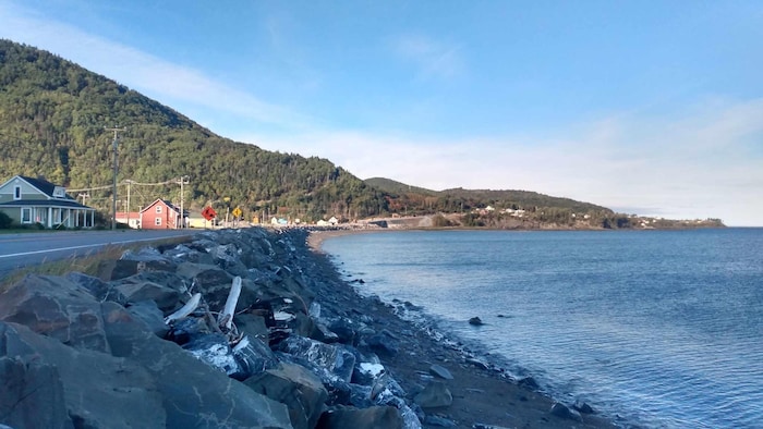 La vieille station-service de L’Anse-Pleureuse mise à terre | Radio-Canada