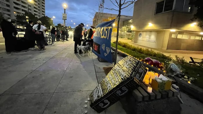 Décès d’Anthony Aust : la famille poursuit la Commission de services ...