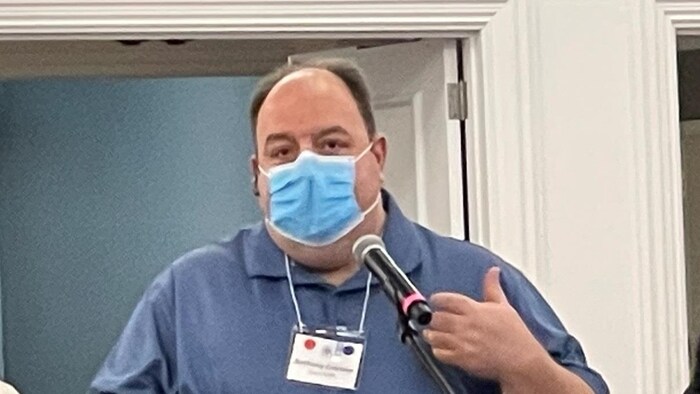 Des travailleurs auprès des élèves qui ont des besoins spéciaux se ...