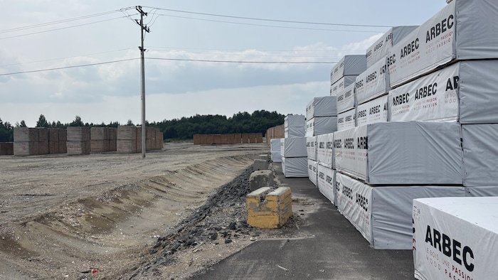 Réouverture graduelle de la scierie Arbec de L’Ascension | Radio-Canada