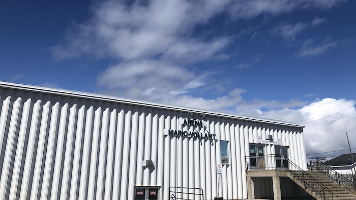 Une école de hockey pour les jeunes Innus ouvrira à Maliotenam | Radio ...