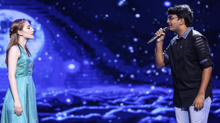 Une jeune chanteuse de Québec s'illustre en Inde | Radio-Canada