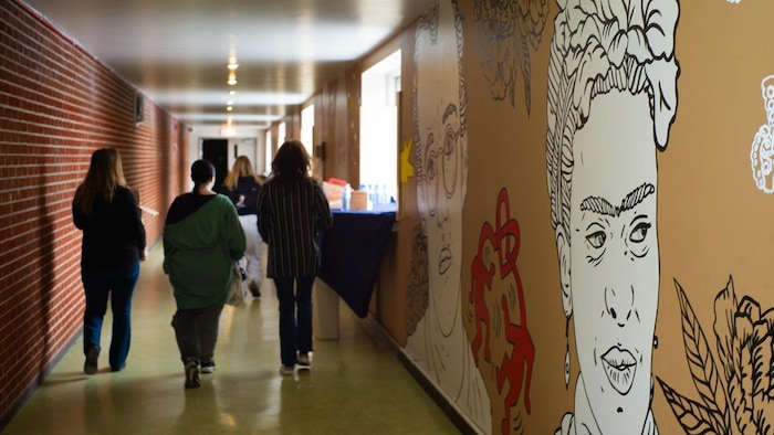 Des élèves réalisent une vaste murale à l’école du Rocher à Shawinigan ...