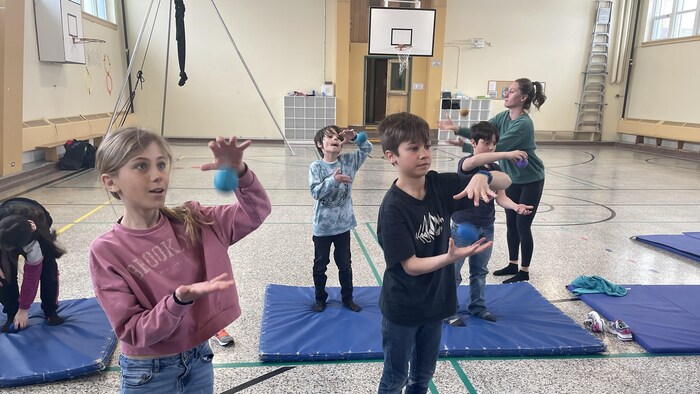 Le Cirque Collini partage sa passion avec les enfants | Radio-Canada