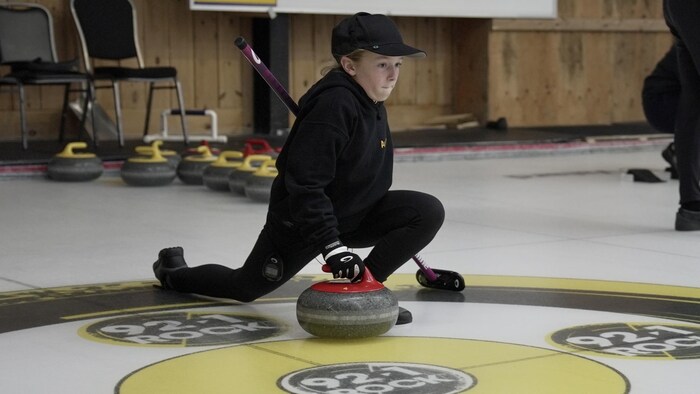 Curling : l’inspirante histoire d’une jeune qui joue avec les grandes ...
