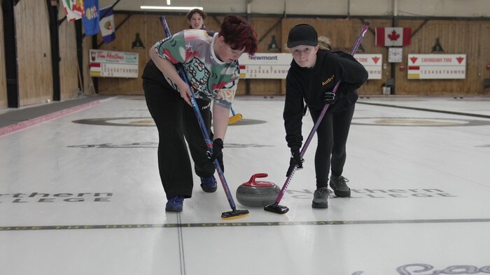 Curling : l’inspirante histoire d’une jeune qui joue avec les grandes ...