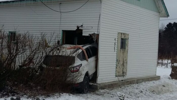 Une voiture fonce sur une maison à Allardville : une famille d ...