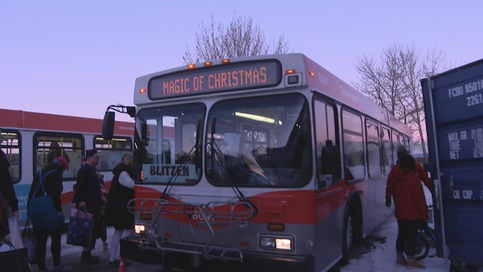 Magic of Christmas remet 800 cadeaux à des familles de Calgary dans le ...