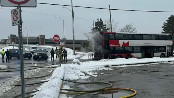 Un autobus OC Transpo prend feu pendant son remorquage | Radio-Canada