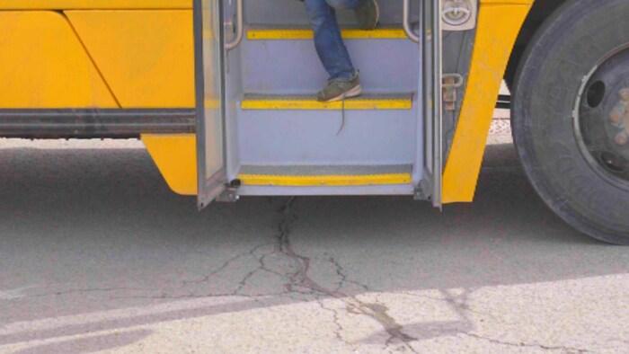 Des parents pris de panique en voyant l’autobus scolaire repartir avec ...