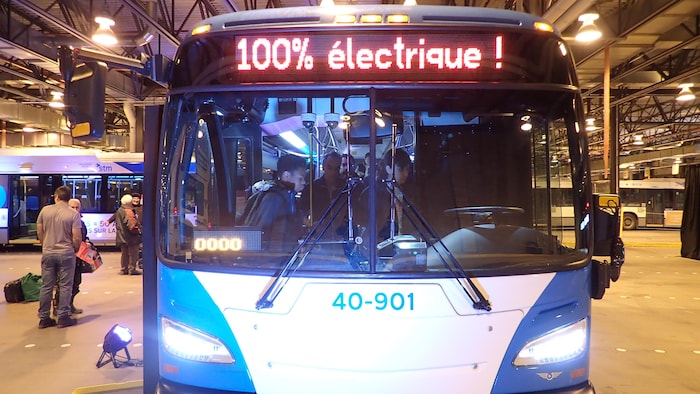 Dévoilement du New Flyer, l'autobus 100 % électrique de la STM | Radio ...