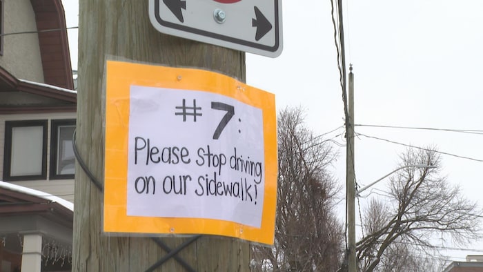 Avenue Grove : l’étroitesse de la rue force les autobus à rouler sur le ...