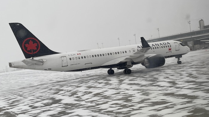 Des avions et des trains annulés en raison du verglas | Radio-Canada