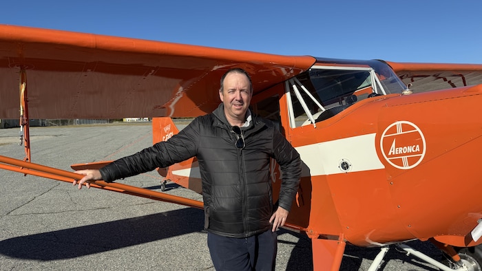 Ils restaurent un vieil avion de 1946 | Radio-Canada
