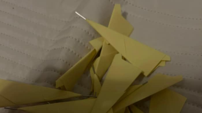 Des avions en papier dangereux dans une école secondaire | Radio-Canada