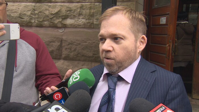 L'affaire de la femme qui aurait jeté une chaise d’un balcon pourrait ...