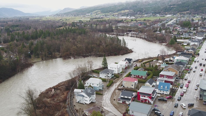 La rivière du Gouffre, une menace oubliée au cœur du cratère de ...