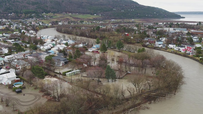 La rivière du Gouffre, une menace oubliée au cœur du cratère de ...
