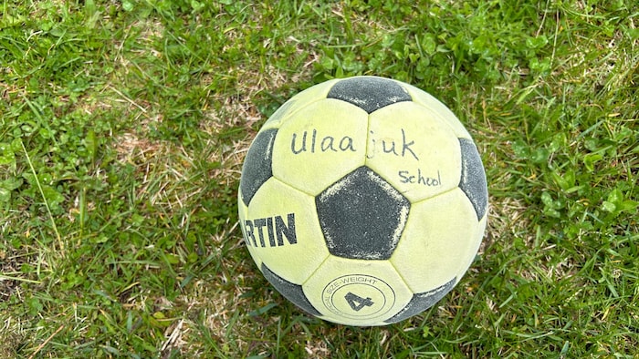 Un ballon de soccer d’une école du Nunavut retrouvé sur une plage de ...