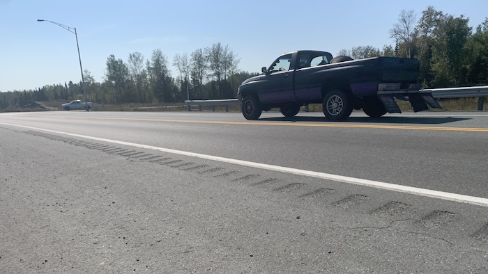 Des bandes rugueuses médianes sur la 117 dès cette année | Radio-Canada