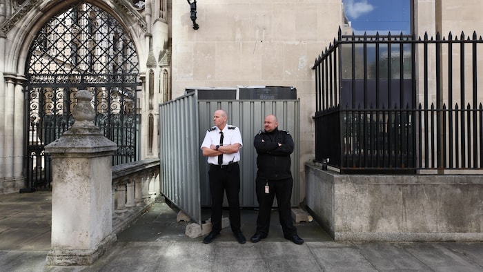 Une nouvelle œuvre de Banksy dévoilée, puis rapidement cachée, à ...