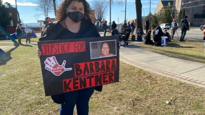 « Le racisme a tué Barbara Kentner », clame un groupe de manifestants à ...