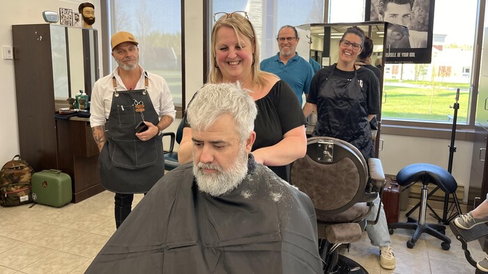 Devenir barbier : le nouveau défi d’un travailleur d’usine | Radio-Canada