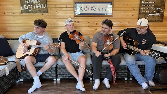 Un Festival du Voyageur marquant pour Les Barn Boys | Radio-Canada