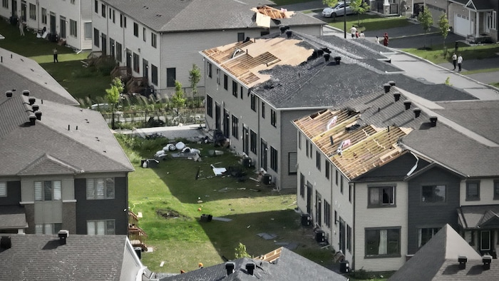 Lendemain de tornade : l’heure est au nettoyage dans le quartier de Barrhaven, à Ottawa | Radio ...