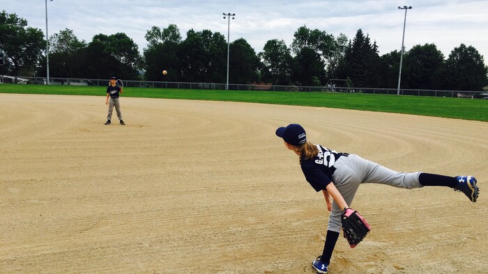 Baseball féminin : Rebelles et fières de l’être | Radio-Canada