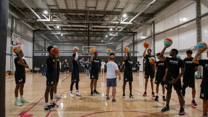 Un camp de basketball gratuit fait rêver de jeunes nouveaux arrivants ...