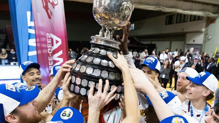 Journée triomphale pour les équipes de basket des Gee-Gees | Radio-Canada