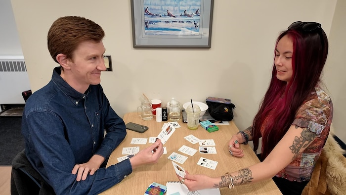 Apprendre sa langue autochtone en jouant aux cartes | Radio-Canada